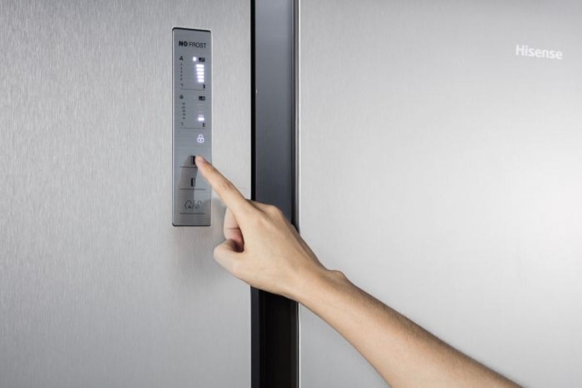 Americká lednice Hisense RS670N4BC3 | Teshop.cz